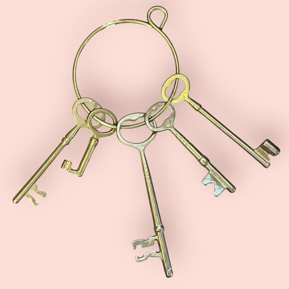 American Vintage | Wall Decor | Vtg Brass Skeleton Keys Set 5 Ring Jail Prison Medieval Dungeon ...